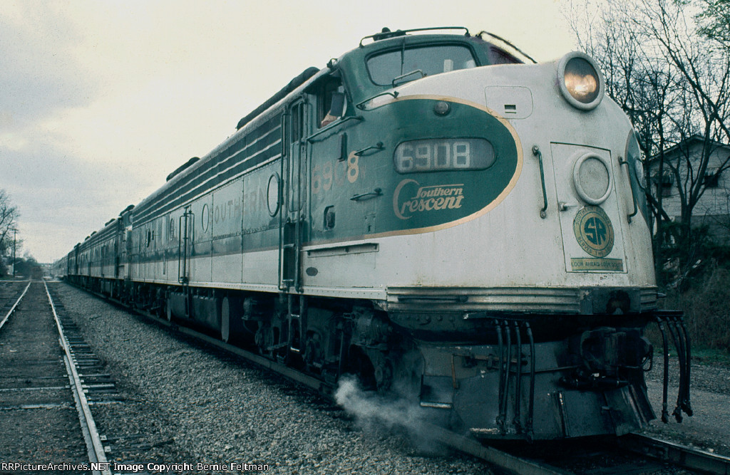 Southern Railway E8A #6908, with the Southern Crescent (train #19) stopped for passengers